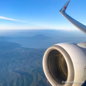 【機窓写真の撮り方】機内から窓の外の景色を綺麗に撮るコツ｜daniation.com